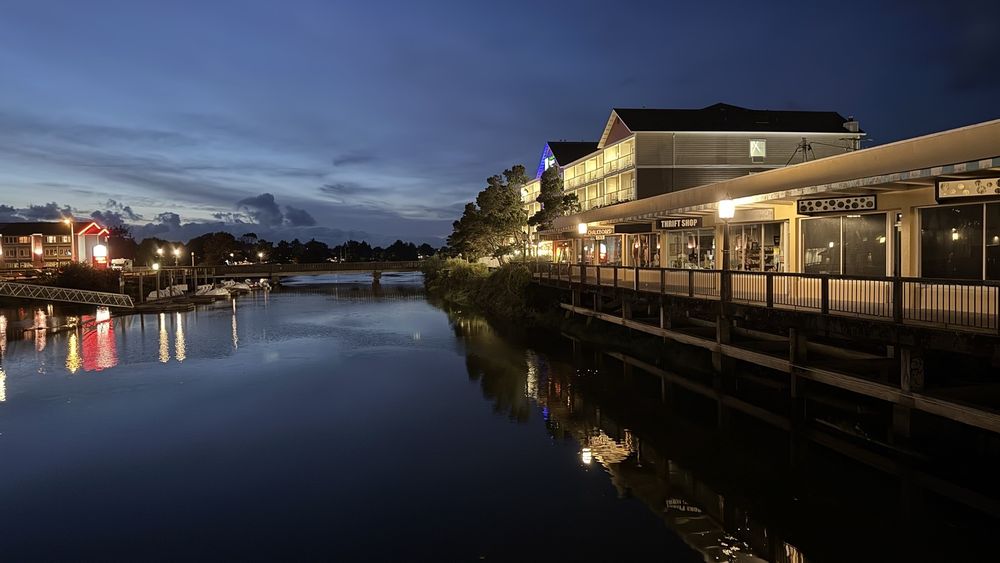 THE LYONS DEN - Updated December 2025 - 600 Broadway St, Seaside, Oregon - Music Venues - Phone ...