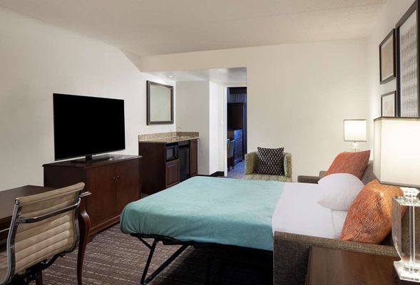 EMBASSY SUITES BY HILTON PHILADELPHIA AIRPORT - 316 Photos & 216 ...