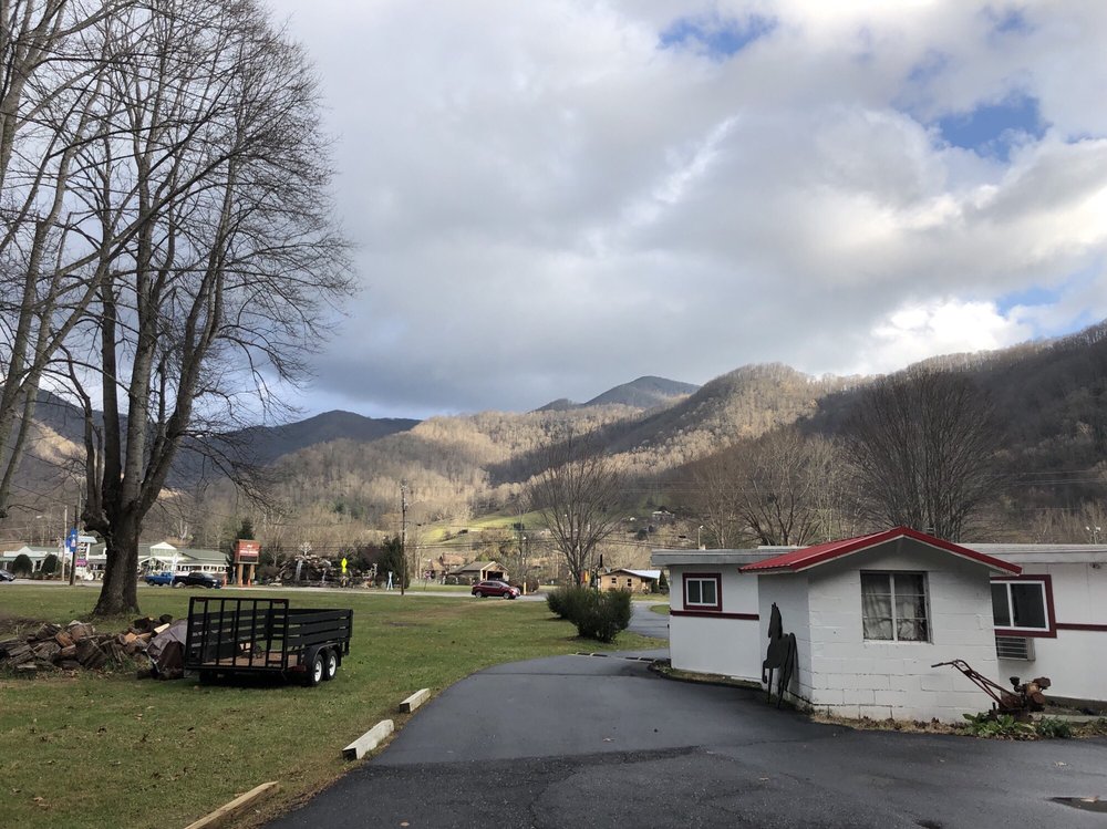 HOLIDAY MOTEL - 17 Photos & 11 Reviews - 3289 Soco Rd, Maggie Valley ...