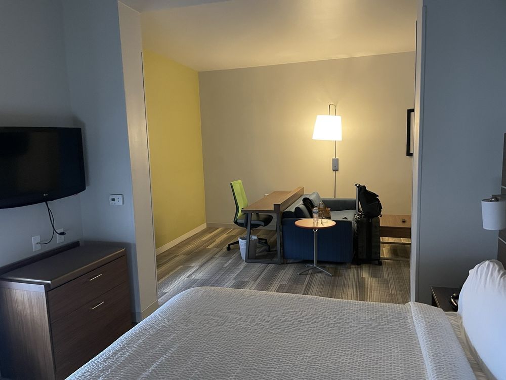 HOLIDAY INN EXPRESS & SUITES PHOENIX AIRPORT - Updated December 2025 ...