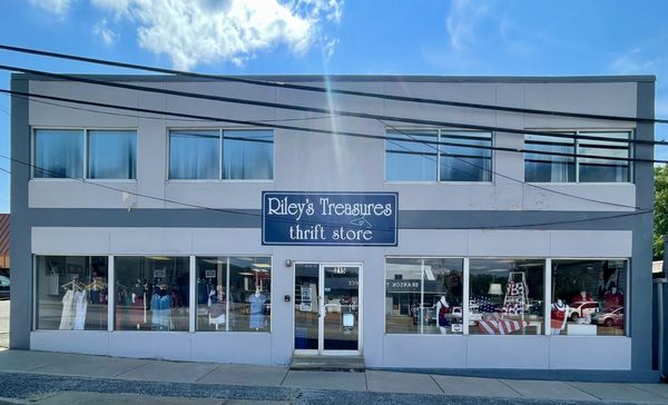 RILEY’S TREASURES - Updated August 2025 - 16 Photos - 215 US 65 ...
