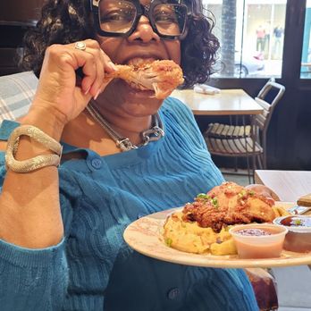 SOUTHERN KIN COOKHOUSE - 1551 Photos & 1318 Reviews - 500 Assembly Row ...