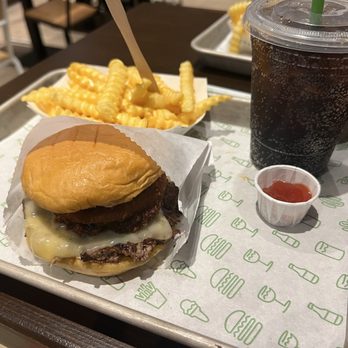 SHAKE SHACK MIDTOWN TAMPA - Updated January 2026 - 300 Photos & 190 ...