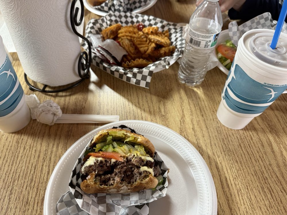 BULLDOGS CAFE - Updated January 2026 - 17 Photos & 35 Reviews - 714 N ...