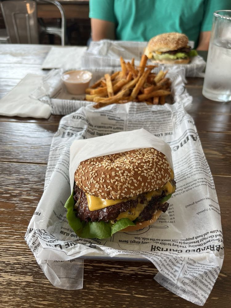 VALLEY BURGER - Updated December 2025 - 79 Photos & 86 Reviews - 1004 ...