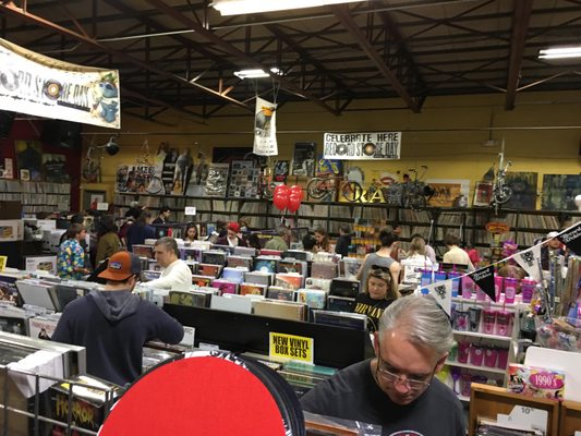 RECORD ARCHIVE - 168 Photos & 83 Reviews - Music & DVDs - 33 1/3 ...