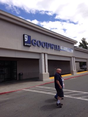 SOUTHERN OREGON GOODWILL - Updated December 2025 - 38 Reviews - 346 NE ...