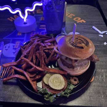 HAUNTED HOUSE OF HAMBURGERS - Updated October 2025 - 770 Photos & 470 ...
