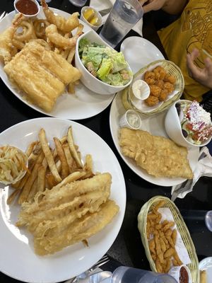 HALIBUT HOUSE - Updated December 2025 - 14 Photos - 1144 Terry Fox ...