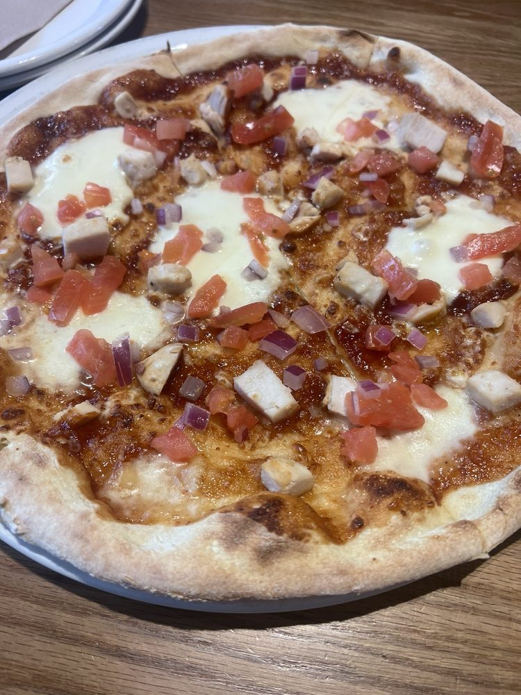 FAMOSA PIZZA - Updated February 2025 - 3030 Pandosy Street, Kelowna ...