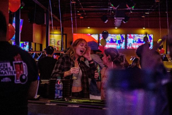 POCKETS BILLIARDS WINGS & BEER GALLERIA OAKS - Updated October 2025 - 10 Photos - 16111 San ...