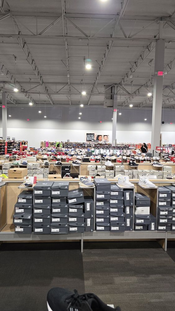 DSW DESIGNER SHOE WAREHOUSE - Updated June 2026 - 40 Photos & 62 ...