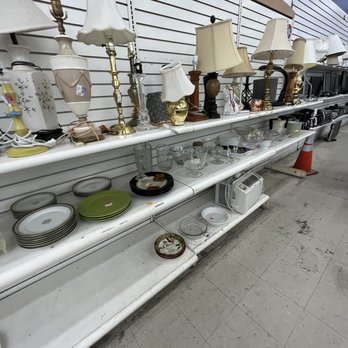 GOODWILL OUTLET AND DONATION CENTER - Updated October 2025 - 13 Photos ...