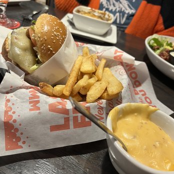 RED ROBIN GOURMET BURGERS AND BREWS - Updated November 2025 - 107 ...