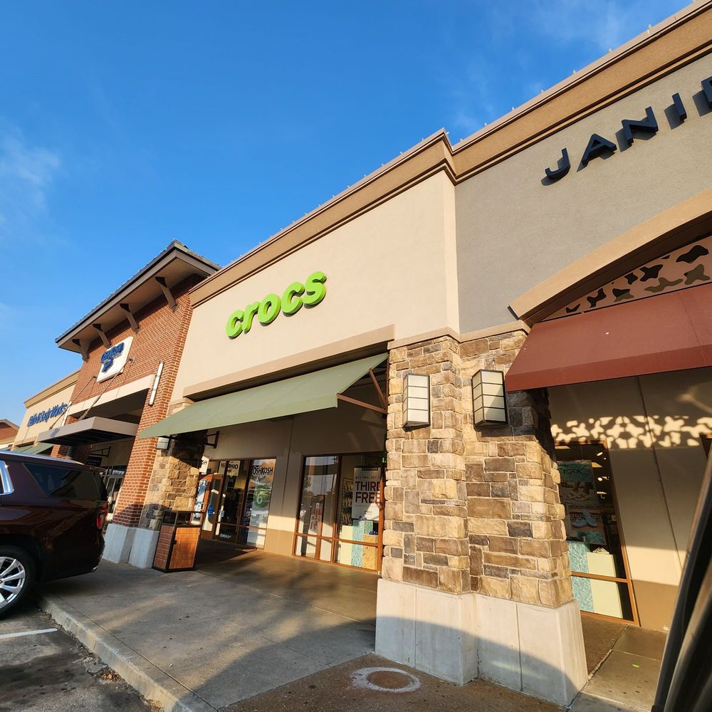CROCS - Updated August 2025 - 14 Photos - 820 W Stacy Rd, Allen, Texas ...