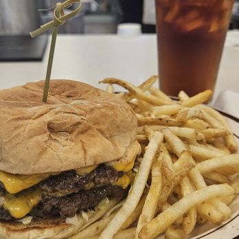 GOLD BURGER DINER - Updated September 2025 - 140 Photos & 117 Reviews ...