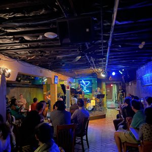 ELEPHANT ROOM - 243 Photos & 496 Reviews - 315 Congress Ave, Austin ...