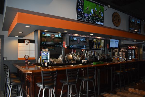 LONGSHOTS SPORTS BAR & GRILL - Updated January 2026 - 34 Photos & 11 ...