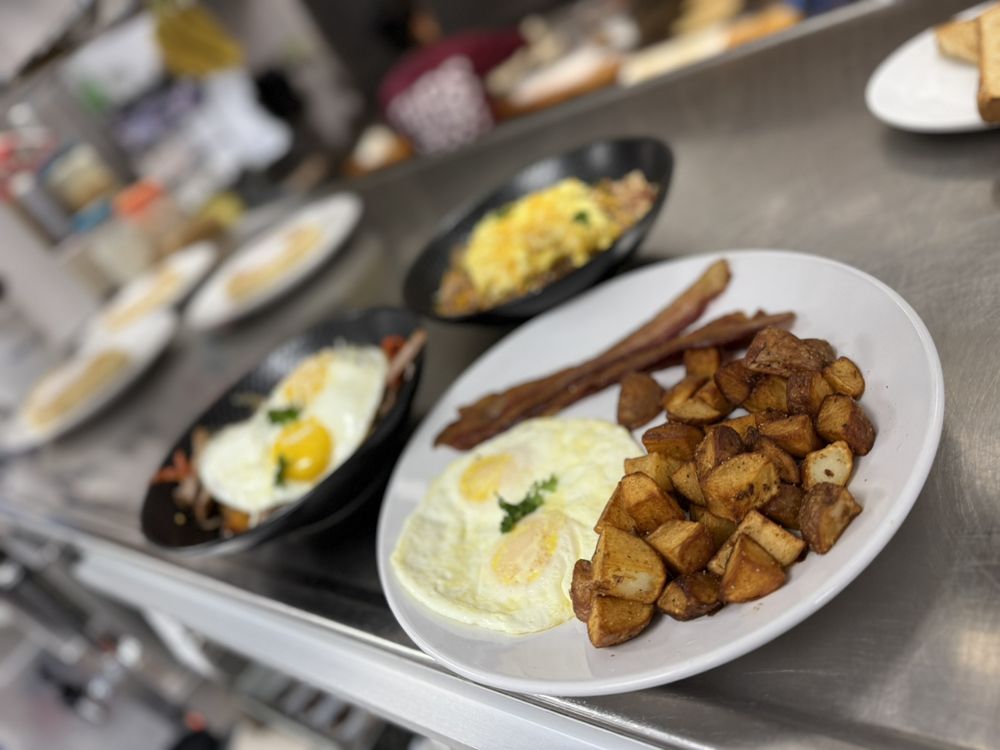 FLIPS PANCAKE HOUSE - BETTENDORF - Updated March 2025 - 31 Photos & 11 ...