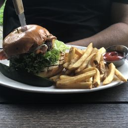 THE TREE HOUSE TAVERN & BISTRO - Updated July 2025 - 1882 Photos & 885 ...