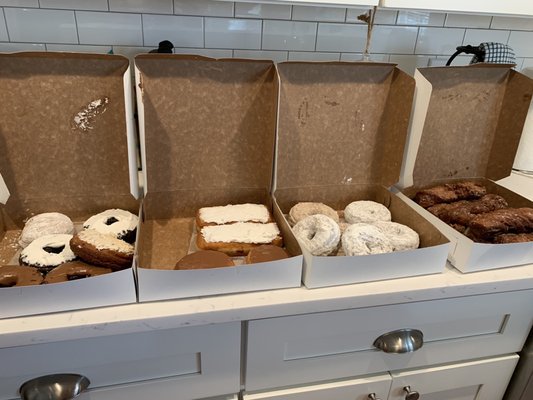 ALLIE’S DONUTS - Updated September 2024 - 361 Photos & 521 Reviews ...