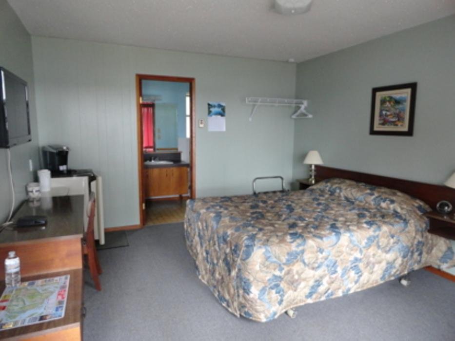 BLUE SKY MOTEL - Updated December 2025 - 12 Photos - 4726 Sunshine ...