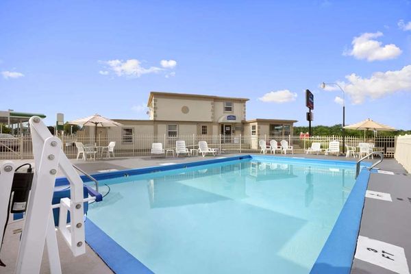 HOWARD JOHNSON EXPRESS INN - SANDUSKY MILAN RD - Updated June 2025 - 28 ...