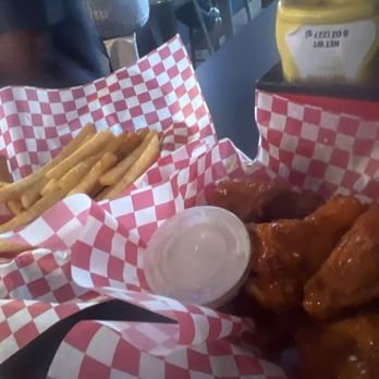 CLEDIS BURGERS & BEER - Updated December 2025 - 137 Photos & 129 ...