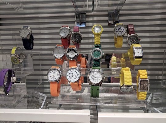 CNBC SMARTSHOP - 12 Photos - 1 Detroit Metropolitan Airport, Detroit ...