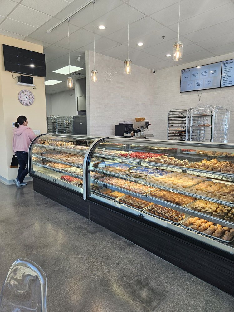 DEE’S DONUTS & PASTRY - Updated April 2025 - 30 Photos & 25 Reviews ...