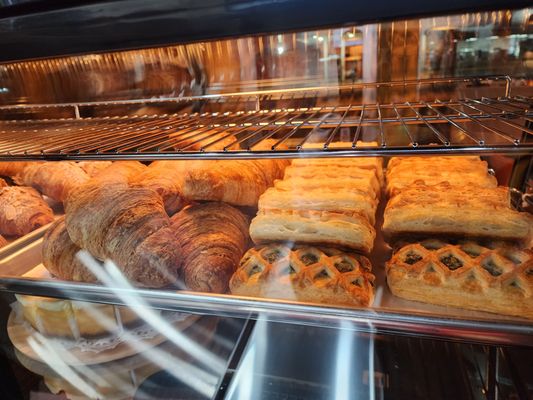BELLA BEAN COFFEE SHOP - Updated April 2024 - 21 Photos - 6 S Broad St ...
