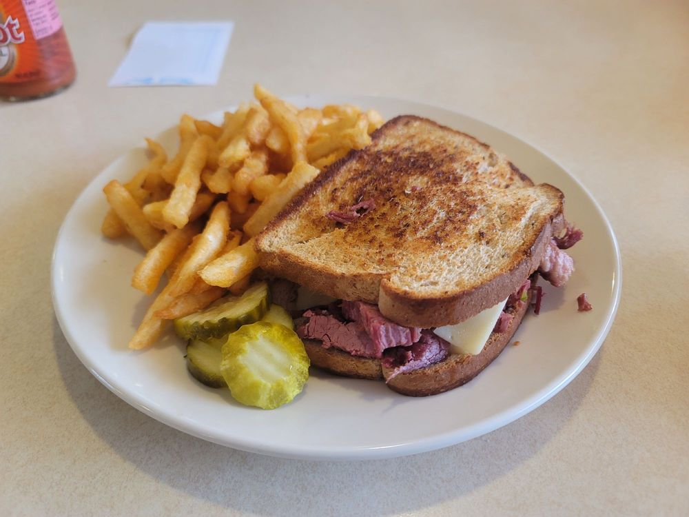 CROSSROADS FAMILY RESTAURANT - Updated July 2024 - 38 Photos & 33 ...