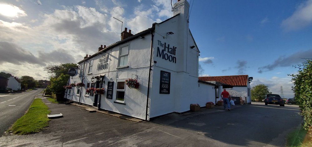 HALF MOON - Updated May 2025 - Main street, Hull, United Kingdom - Pubs ...