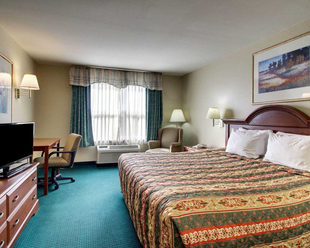 ECONO LODGE INN & SUITES - Updated September 2025 - 22 Photos - 1004 ...