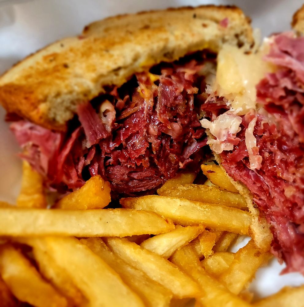 CHARLEY BIGGS AND GRILL - Updated July 2025 - 4901 Fleet Ave, Cleveland ...