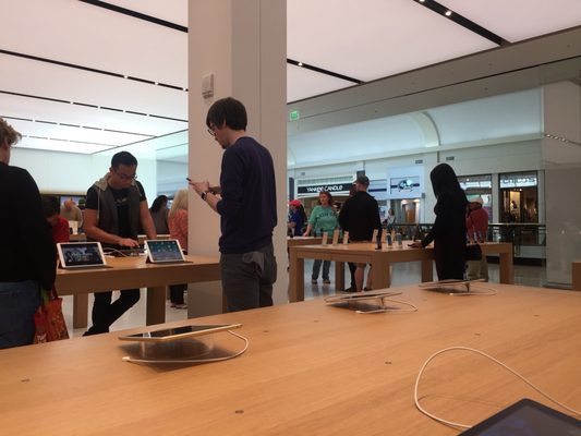 APPLE CRABTREE VALLEY MALL - 23 Photos & 148 Reviews - Computers - 4325 ...