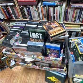 TIMELESS PAGES...THE BOOK PLACE - Updated December 2025 - 32 Photos ...