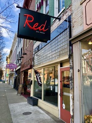RED ON MAIN - Updated October 2025 - 110 Photos & 105 Reviews - 122 E ...