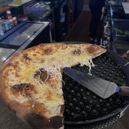 BURGH’S PIZZA & WING PUB - Updated December 2025 - 200 Photos & 293 ...