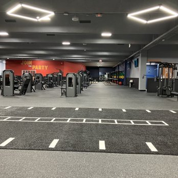 CRUNCH FITNESS - BROOKFIELD - Updated December 2025 - 63 Photos - 12575 W Capitol Dr, Brookfield ...