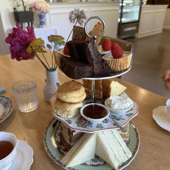 BUMBLEBEE FLOWERS & TEA - Updated July 2024 - 46 Photos & 29 Reviews - 141 N State St, Lake ...