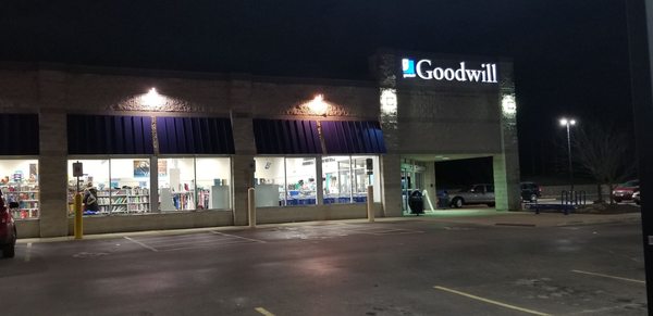 GOODWILL STORE & DONATION CENTER - Updated December 2025 - 3131 S Oakes ...