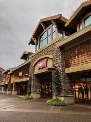 WOODBURN PREMIUM OUTLETS - Updated July 2025 - 284 Photos & 411 Reviews ...