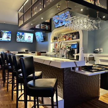 THREE ROSES TAVERN - Updated January 2026 - 50 Photos & 42 Reviews ...