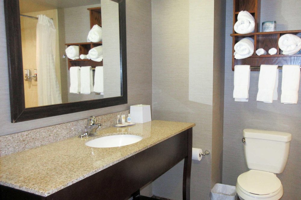 COMFORT INN & SUITES - Updated August 2025 - 13 Photos - 3420 S ...