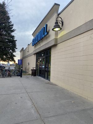 GOODWILL - BLOOMINGTON - Updated December 2025 - 10 Photos & 36 Reviews ...