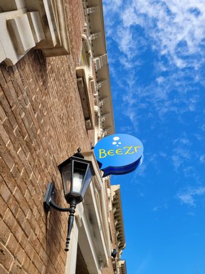 BEEZR - 100 Photos & 39 Reviews - Gastropubs - 109 North Side Sq ...