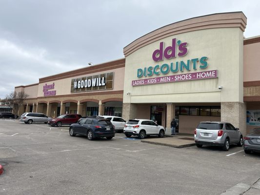 GOODWILL CENTRAL TEXAS - RIVERSIDE - Updated June 2026 - 11 Photos & 24 ...