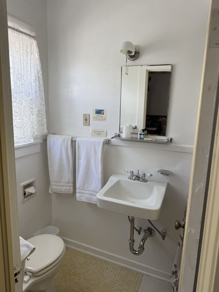 BRIDGEPORT INN - Updated May 2026 - 112 Photos & 168 Reviews - 205 Main ...
