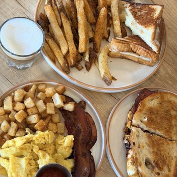 DAISY BAR - Updated December 2025 - 85 Photos & 34 Reviews - 1125 Mass ...